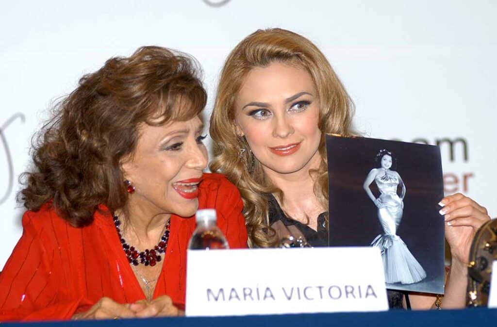 A sus 96 años, María Victoria supervisa su bioserie, donde Aracely ...
